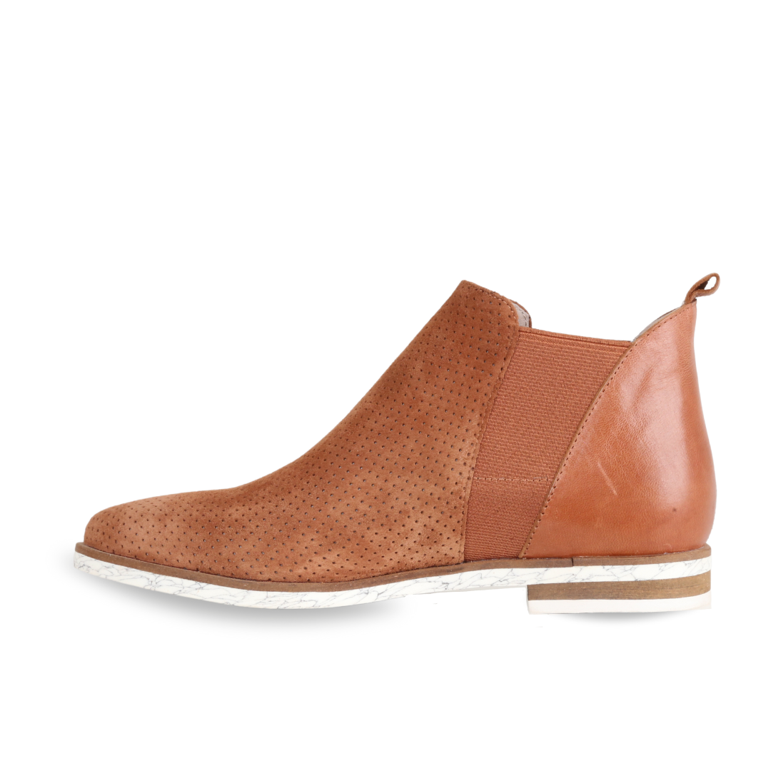 SNEAKERS AND BOOTS - ARCHES